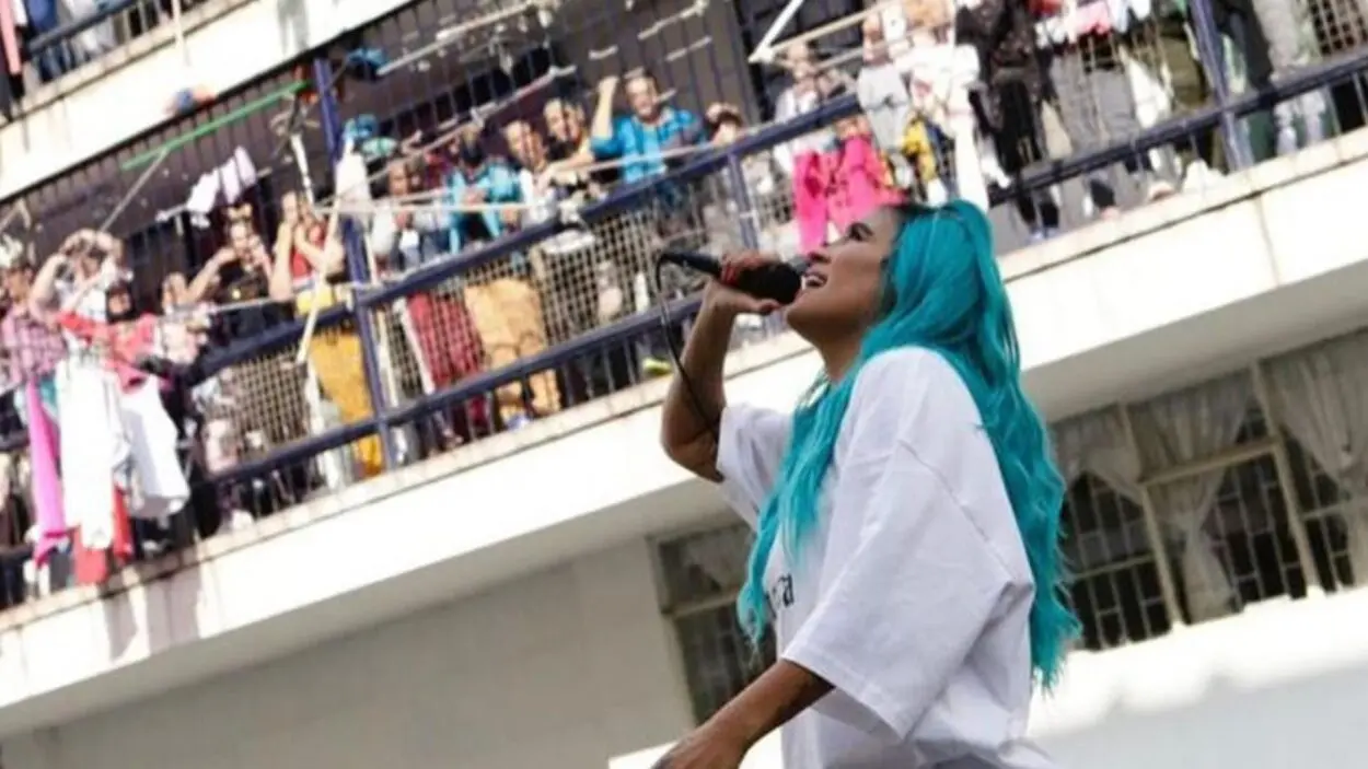 Karol G dio concierto sorpresa para las reclusas de una cárcel ...