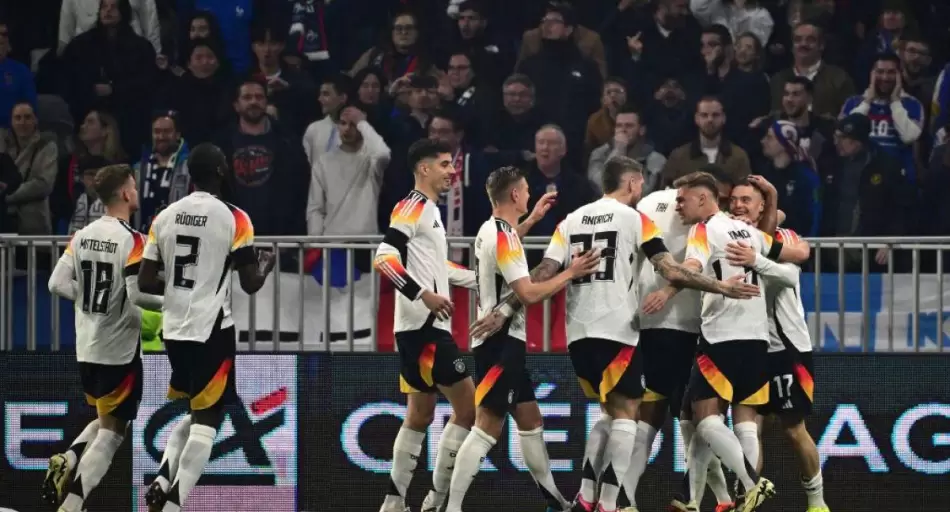 Alemania cambia el diseño de camisa por parecerse a símbolo nazi ... Alemania cambia el diseño de camisa por parecerse a símbolo nazi ...